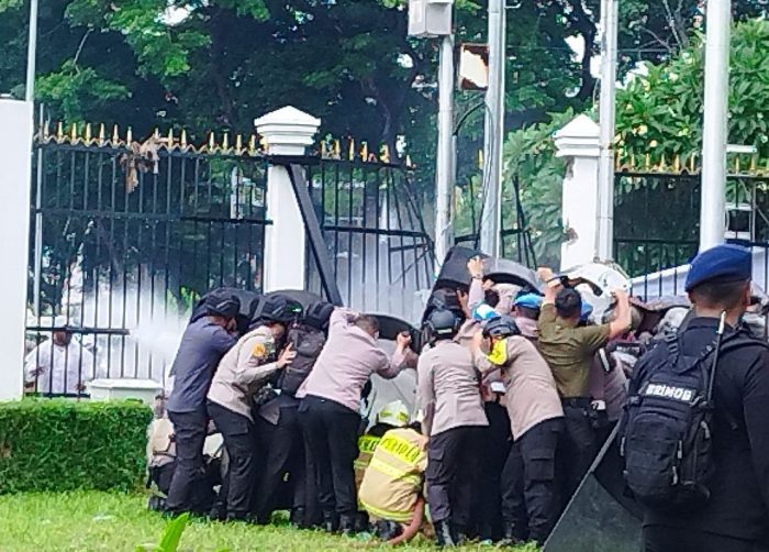 Jurnal METRO | Analisa jadi Fakta | MASSA DEMO APDESI MEMANAS LEMPARI GEDUNG DPR RI HINGGA BAKAR ...